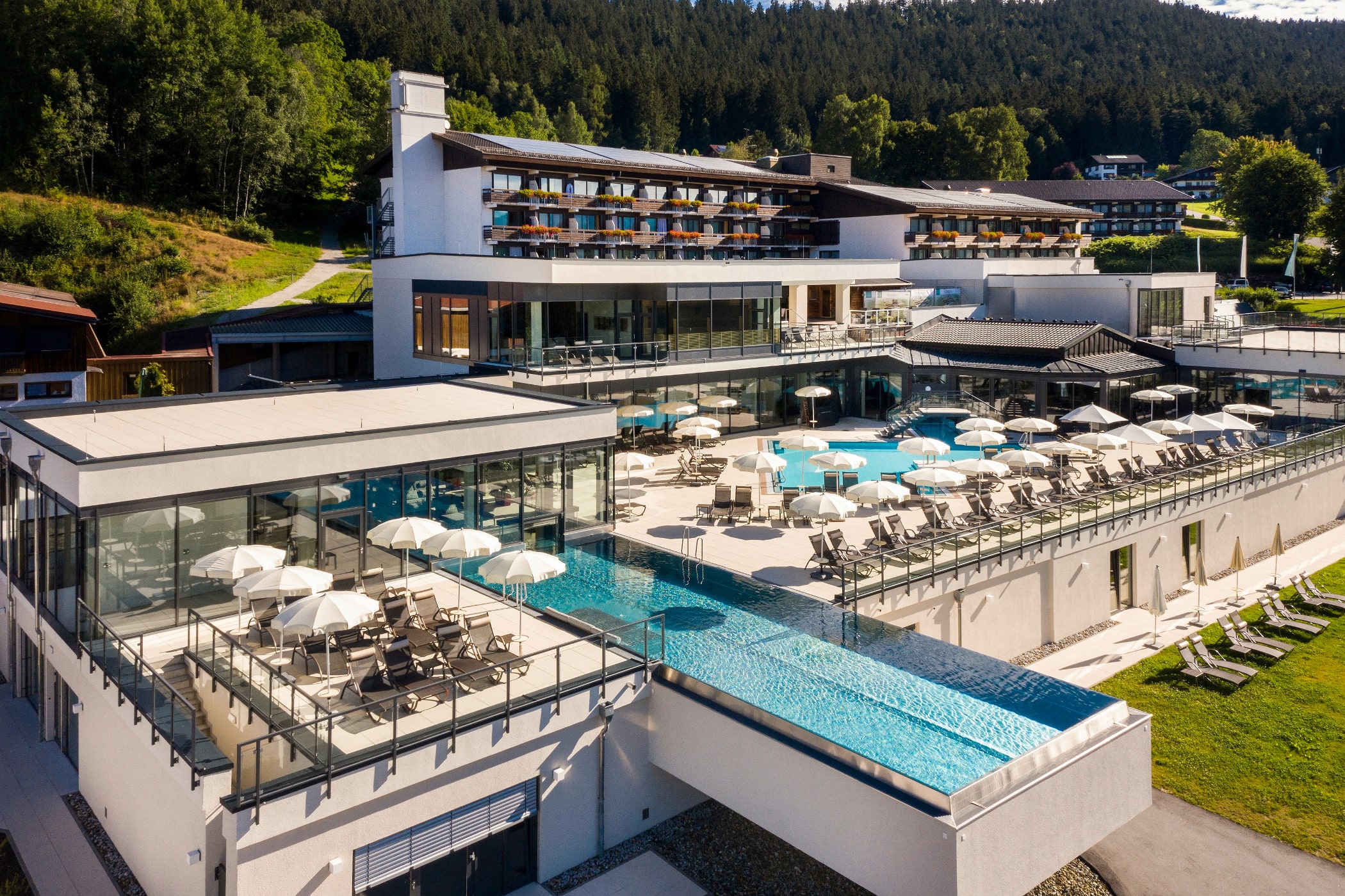 Naturpark Bayerischer Wald, Lam: Luxus-Hotel „Sonnenhof“: „Freie Malerei: klassisch bis ...